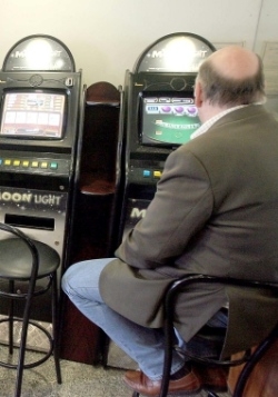 Perde lo stipendio ai videopoker e denuncia una falsa rapina, nei guai un valenzano | Oggi Cronaca
