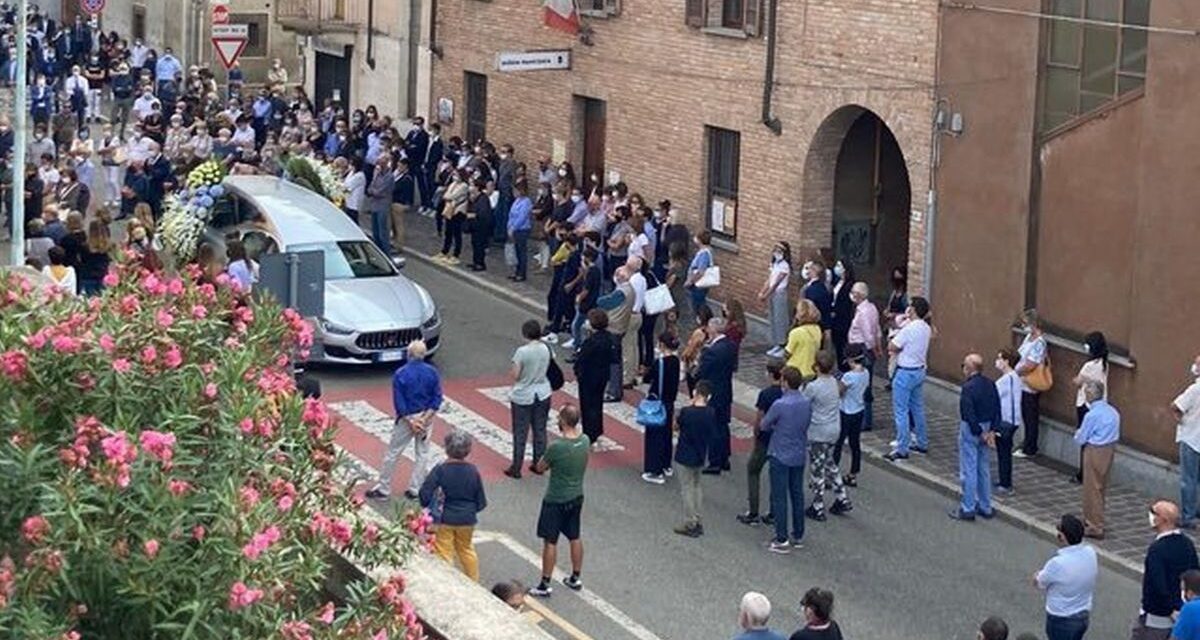 Tanta gente e una tristezza infinita al funerale del 13enne Luca Bassi ...