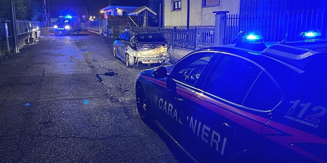 Incendio di quest’auto nella notte forse doloso a Pontecurone, sul posto Carabinieri e pompieri ...